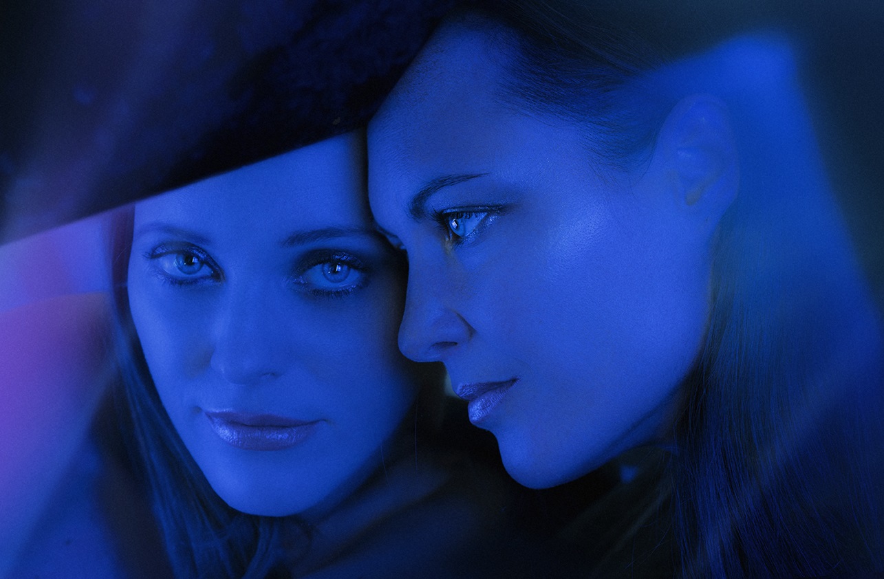 SEYES - Beauty Dies : de l'autre côté du miroir bleu du monde - Benzine ...