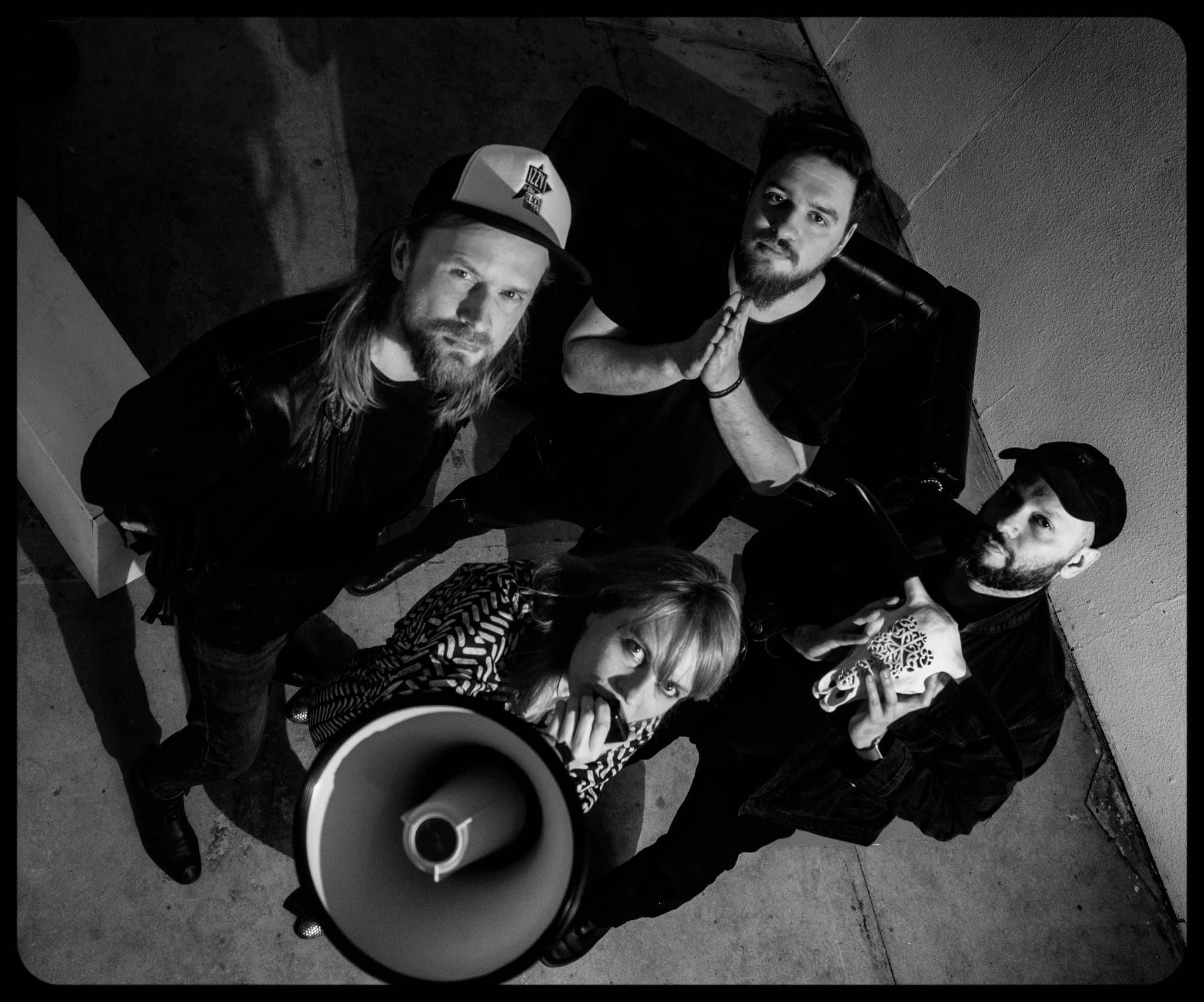 Izzy and the Black Trees - Revolution Comes In Waves : Deuxième vague ...