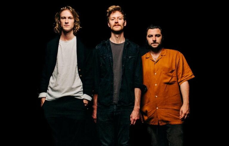 Kerala Dust - Violet Drive : looping vers la lune - Benzine Magazine